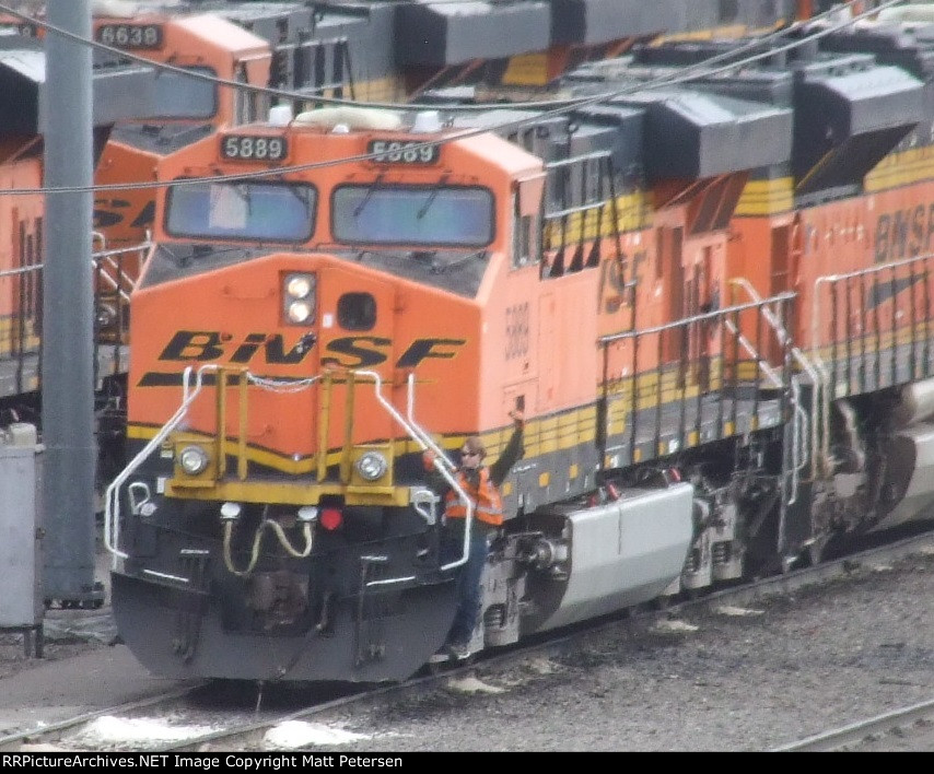 BNSF 5889